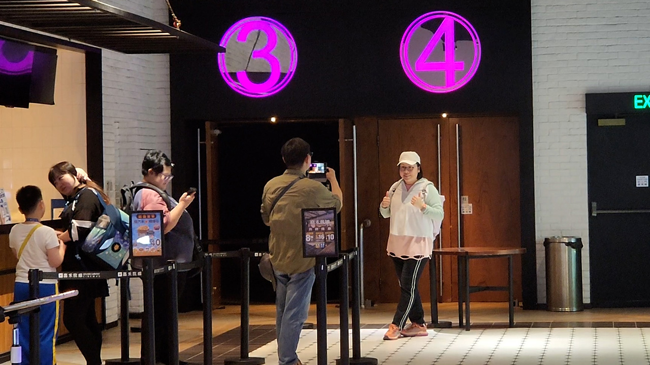 短片：嘉禾黃埔最後一天 戲迷捧場冀支持香港電影業 - 20250409 - 即時新聞 影片 - 即時新聞 - 明報新聞網