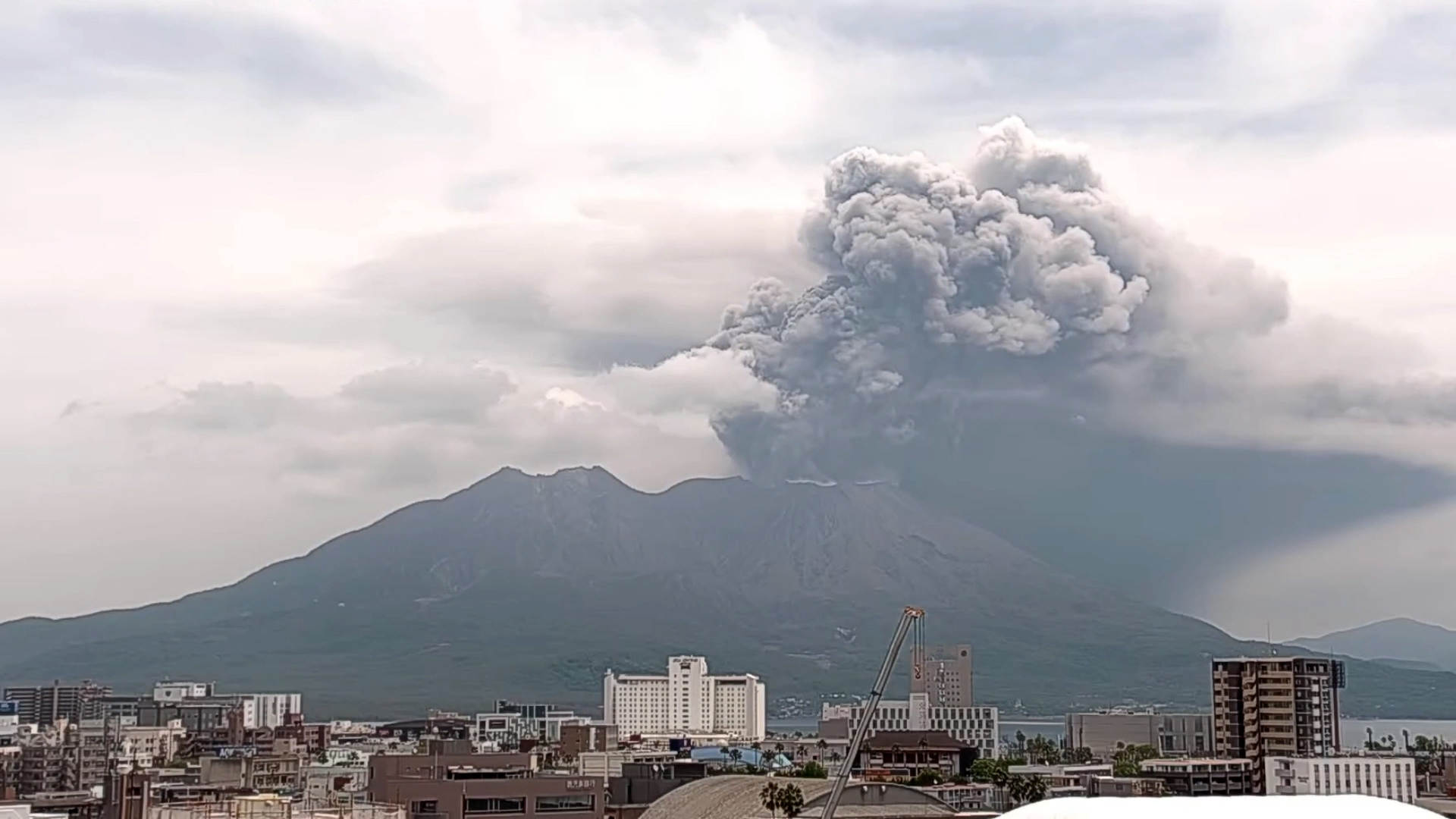短片：日本櫻島火山爆發 火山灰噴上高空 - 20250517 - 即時新聞 影片 - 即時新聞 - 明報新聞網